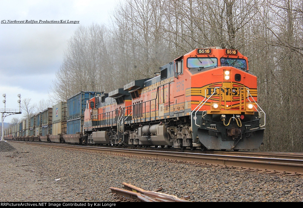 BNSF 5516 leads the U-EVEROO